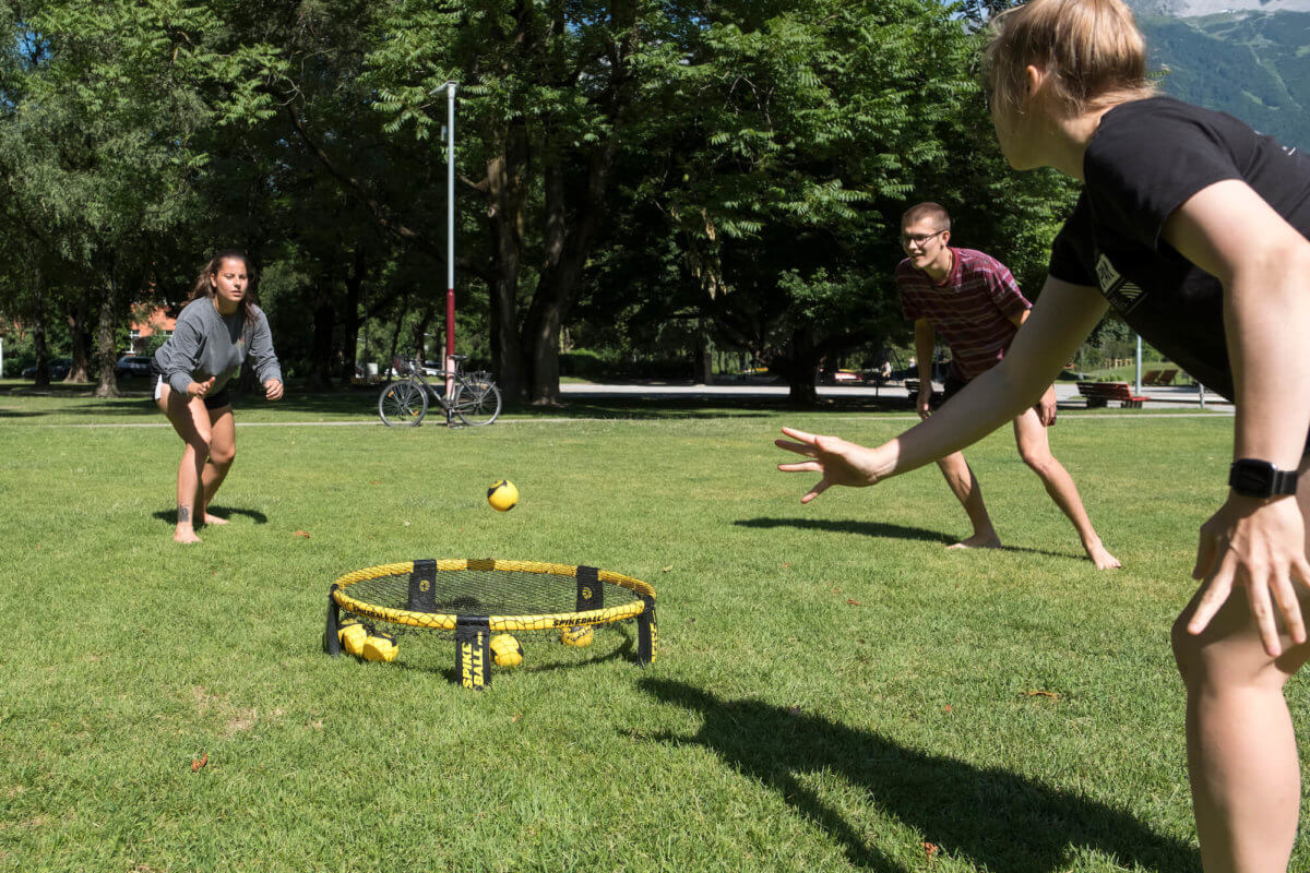 Das Ball Netz Spiel aus den Parks in Deutschland - Spikeball™ Roundnet ...